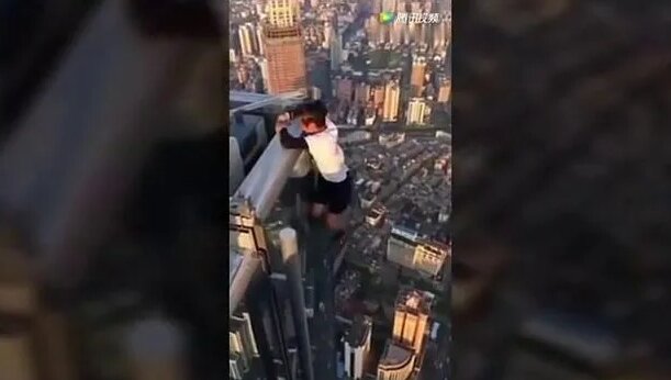 Wu Yongning (Chinese "Rooftopper" ) Falls From 62-storey skyscraper, filming own death ...