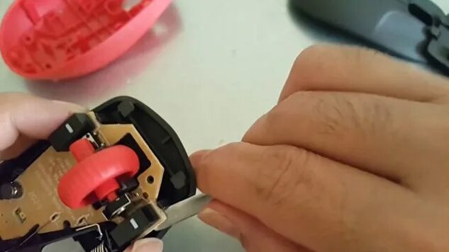 How to open / disassembly Logitech M190 repair USB receiver - Смотреть ...