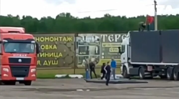 Очевидцы пытались помешать дронам, вылетающим из грузовика в Иркутской ...