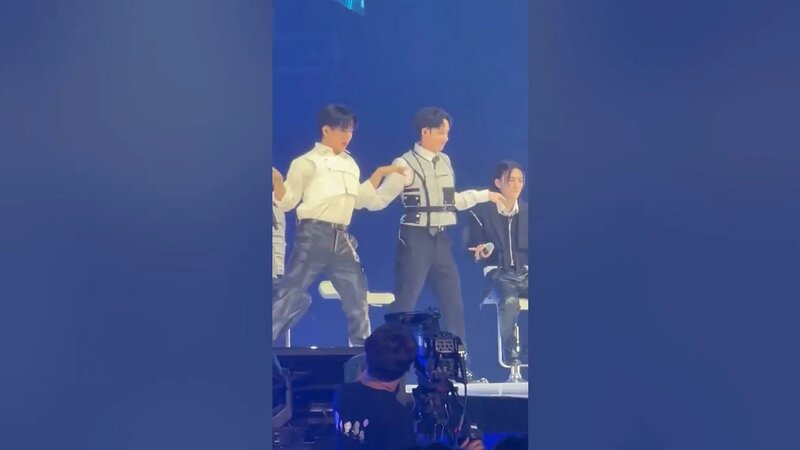 Stray Kids | Bangchan and Changbin dancing to Queencard - Yandex Video ...