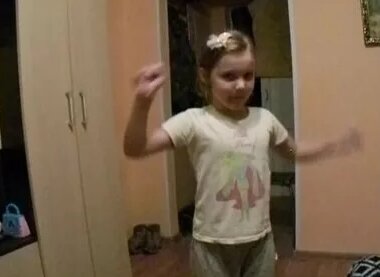 Видео Cute russian little girl is singing and dancing я багиня ...