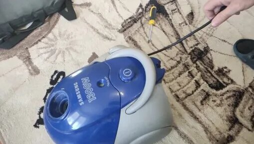 Пылесос Samsung VC-5853 не держит шнур. Не фиксируется кабель ...