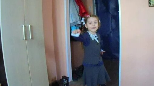 Видео Cute russian little girl is singing and dancing я багиня ...