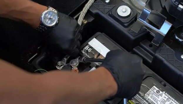 How to Replace the Battery on Range Rover 2013-2020 L405 and Range ...