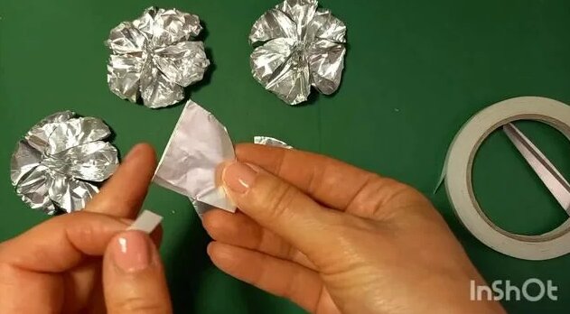 DIY Tin Foil Flower/ Alufolie Blumen / Цветы из фольги / очень легко ...