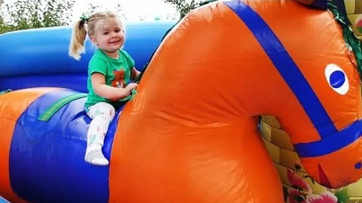 Видео МЕГА Замок Принцессы Большой Батут Princess Disney Play Castle ...