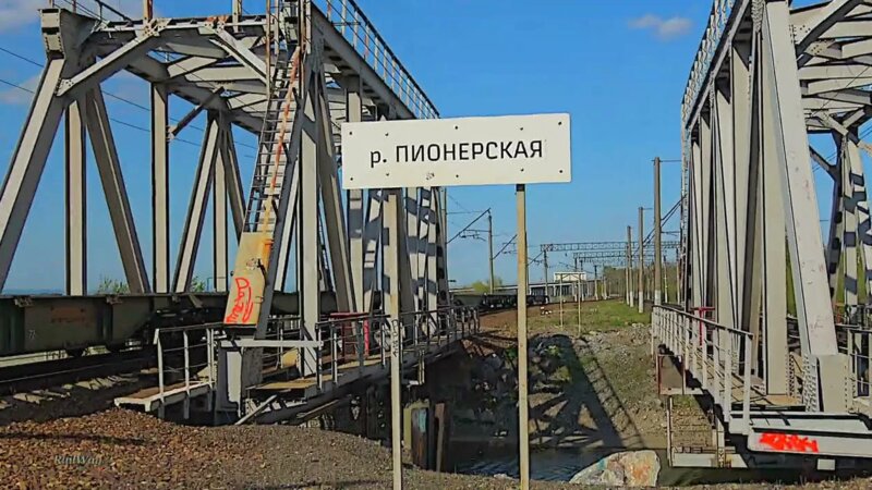Railway. Commuter&freight trains pass over a bridge/Пригородный и ...