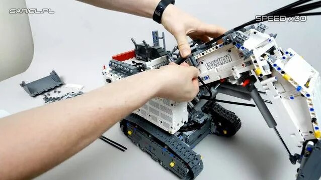 LEGO Technic 42100: Liebherr R 9800: Hands-on Review, Speed Build ...