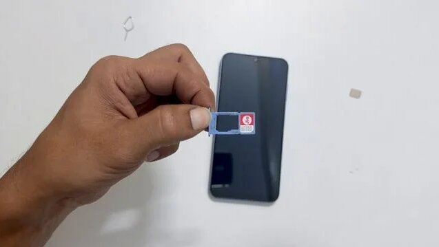 Samsung Galaxy A25 5G: Insert SIM card and MicroSD card - Смотреть ...