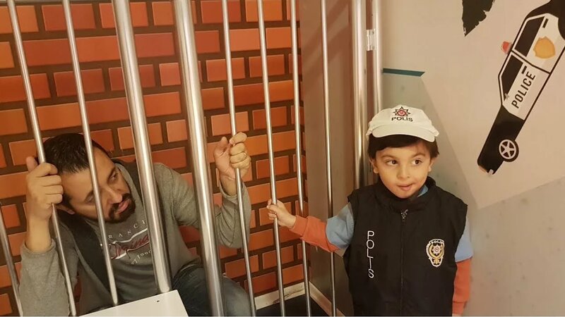 Batuhan Polis OLDU Hirsizi Yakaladi - Kids pretend play police joke fun ...