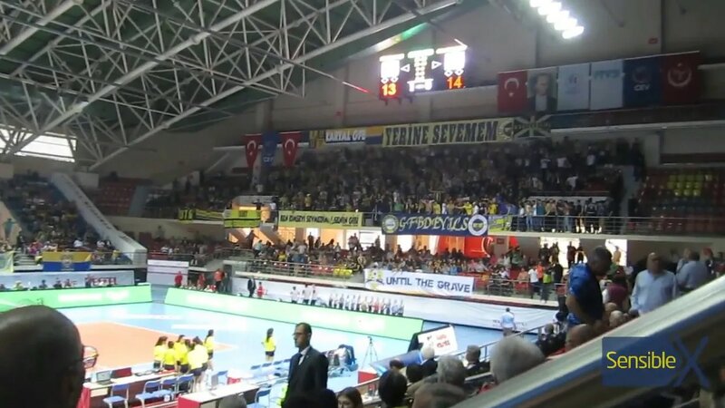 İkinci set tribünde patlayan torpil sesiyle hakemler salonu terk edince ...