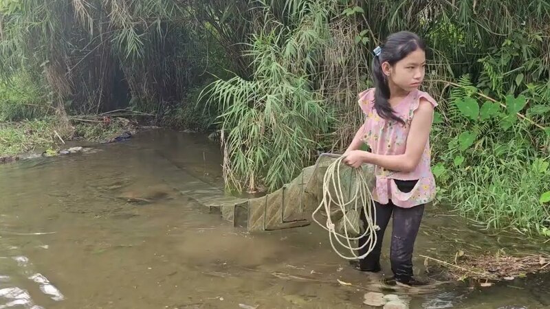 The orphan girl goes fishing to sell for a living, daily life ...