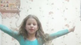 Видео Cute russian little girl is singing and dancing я багиня ...