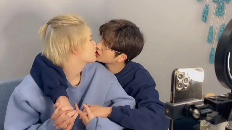 Lindu Couple Gay Couple Sweet Moment E6