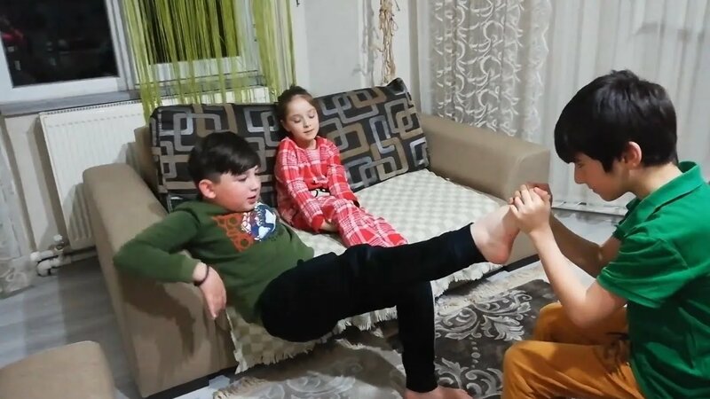 Ayak koklama . şanssız çocuk. - Смотреть онлайн в поиске Яндекса по Видео