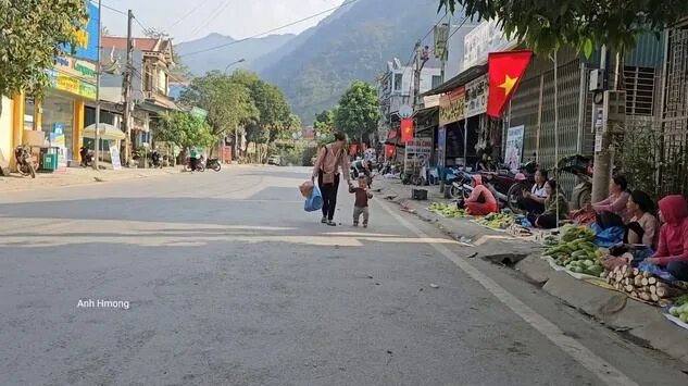 A strange man suddenly hugged the child of a 17-year-old single mother ...