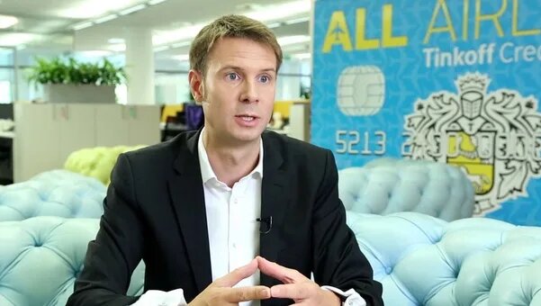 Оливер Хьюз о кредитной карте Tinkoff Platinum — Видео от Т-Банк ...