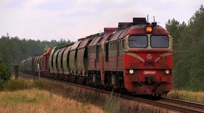 Видео Тепловоз 2м62к-0490 с грузовым поездом / Diesel locomotive 2m62k-0490 with a freight train ...