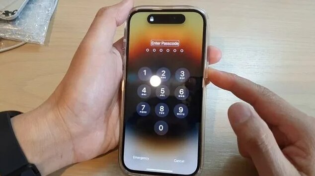 iPhone 14's/14 Pro Max: How to Unlock The Lock Screen With VoiceOver On ...