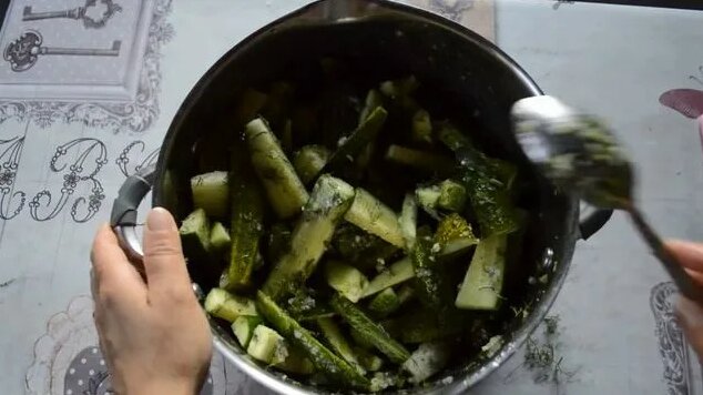 Огурцы Дольками с чесноком и укропом | Как мариновать Большие Огурцы на ...