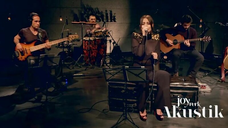 Simge - Misafir (Joy Turk Akustik) | ''Fallarda çıkan biri var ...