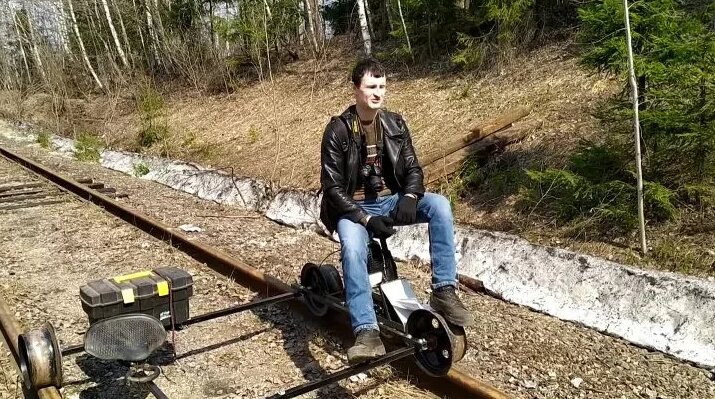 Видео Путешествие на самодельной дрезине по заброшенной ветке.⁄Homemade ...