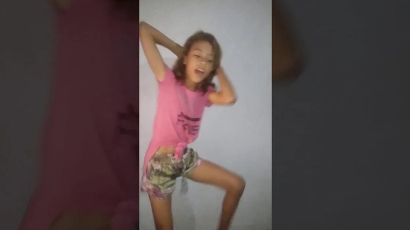 Menina dançando anitta