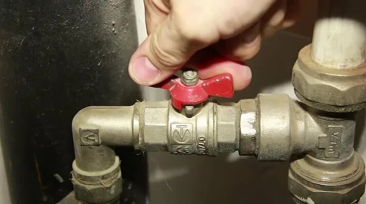 Видео Заклинил шаровый кран, как перекрыть _ Jammed ball valve, how to ...