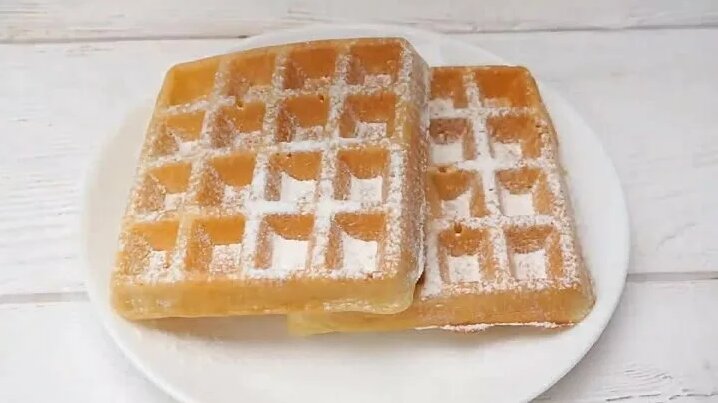 Видео Бельгийские вафли на завтрак. Хрустящие снаружи и мягкие внутри ...