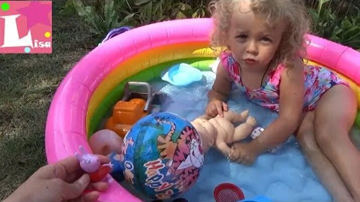 Видео Беби Бон кукла купается в бассейне с пупсиками Игрушки для детей ...
