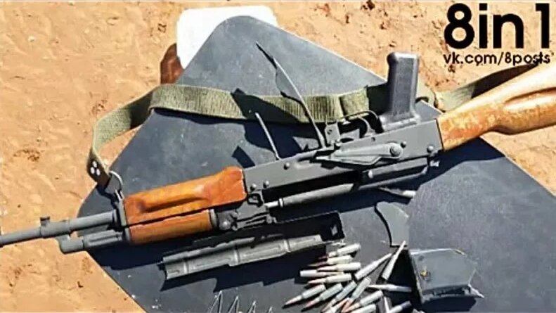 Автомат Калашникова АК-74 взрывается прямо в руках во время стрельбы ...