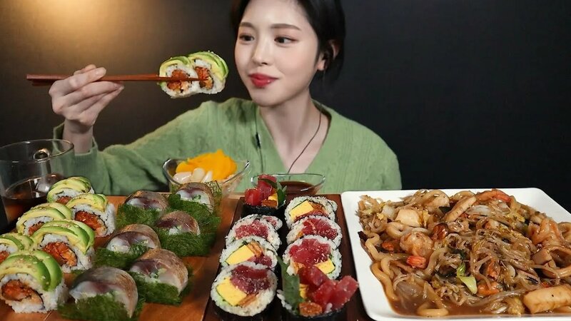 SUB) 생참치김밥 아보카도연어롤 고등어봉초밥에 해물볶음우동 먹방 ! Tuna gimbap Avocado salmon roll ...