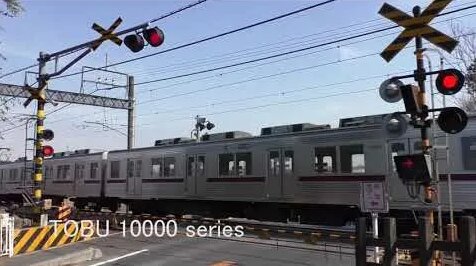 Железнодорожный переезд и поезд Tobu Railway 10000 серии - Смотреть ...