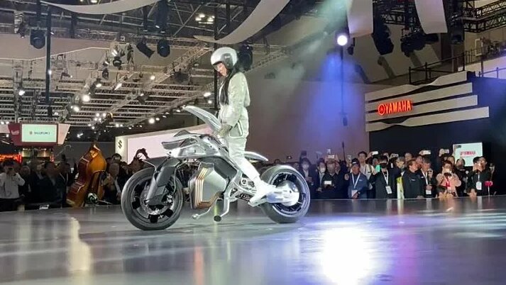 Yamaha MOTOROiD2 самобалансирующийся мотоцикл ヤマハ発動機「MOTOROiD2（モトロイド ツー ...