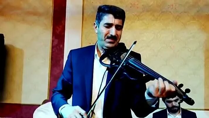 Видео Bəxtiyar Abışov(skripka) - Biri sənsən, biri mən(bəstəşi Əhsən ...