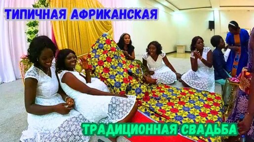 Düğünde sıcak anlar. Seksi mini etekli kızlar dans ediyor.