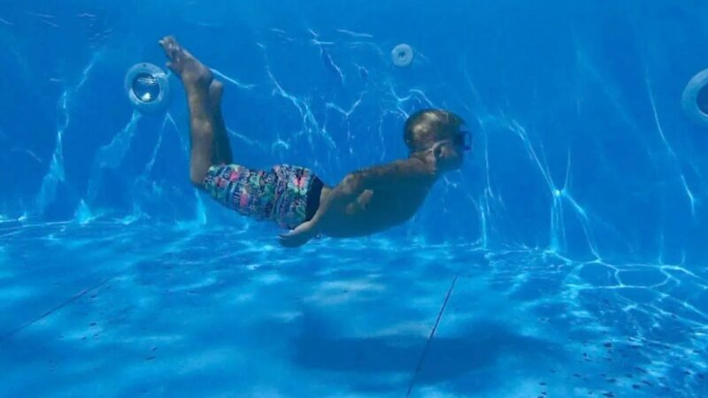 Kids swimming -scuba diving funny games underwater - deti plavanie ...