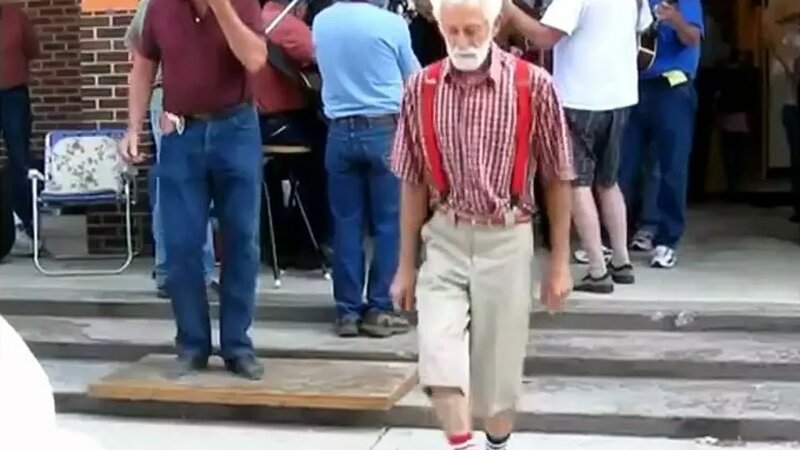 Old man shuffling - Yandex Video aramada çevrimiçi izle
