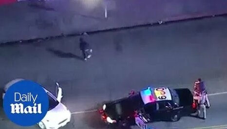 Suspect dances in front of cops after a police chase - Смотреть онлайн ...