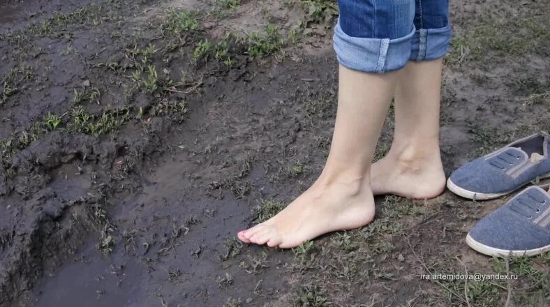 Irina walks barefoot in the mud. Прогулки босиком. — Видео от Сергей ...