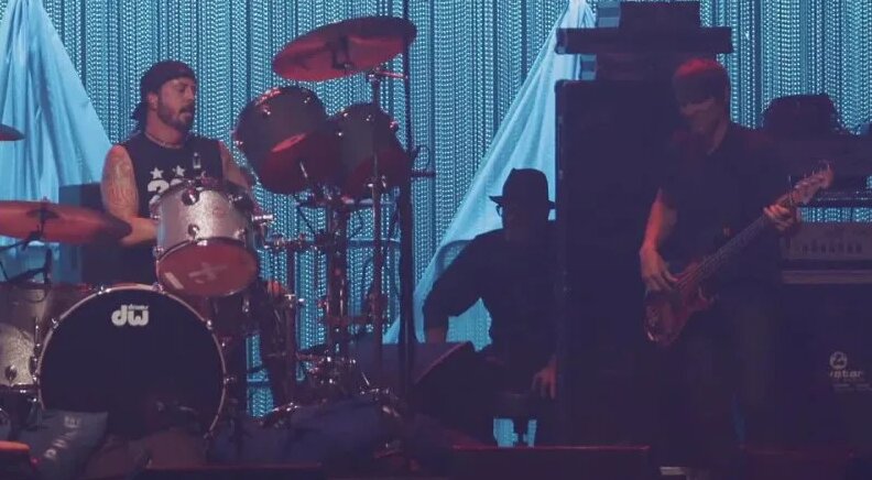 Dave Grohl And Friends - Play (The Benefit Concert Volume 20). — Видео ...