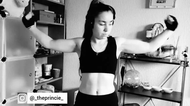 BIG Biceps ||15yo muscle girl flexing her biceps|| Девушка показывает ...