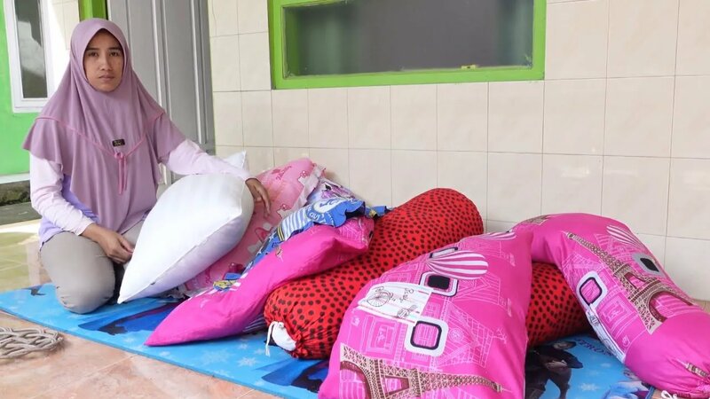 Jemur semua bantal dan guling kapuk gebuk pake rotan - Watch online in ...