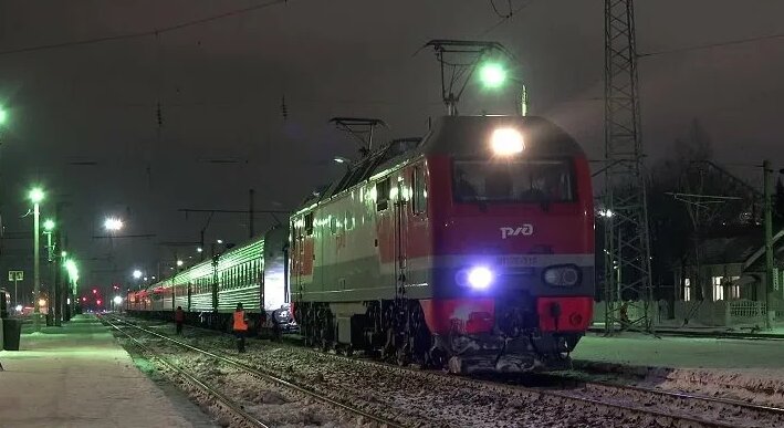 Видео Ст. Рязань-2. Ночные поезда на станции стыкования переменного и ...