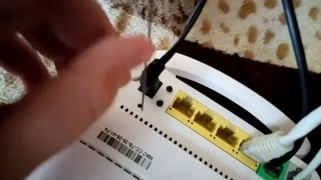 Как сбросить до заводских настроек роутер ZTE ZXHN H208n - Смотреть ...