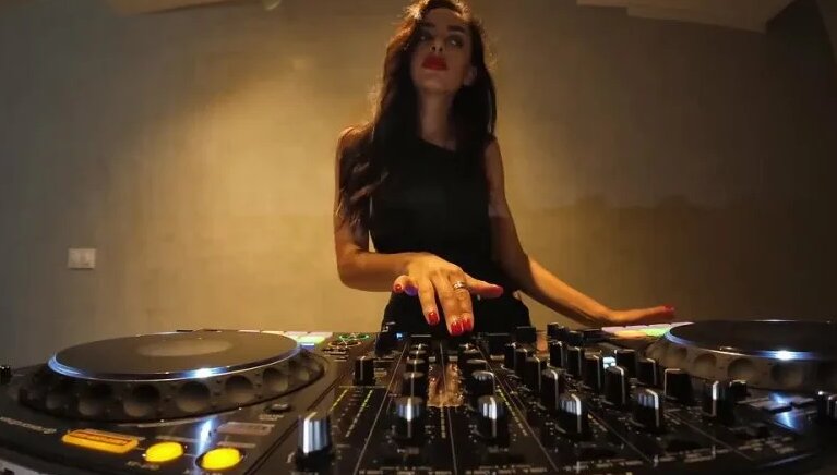 DJ Sofia - Melodic Techno & Future RAVE DJ SET - Sofia'S Night #6 ...