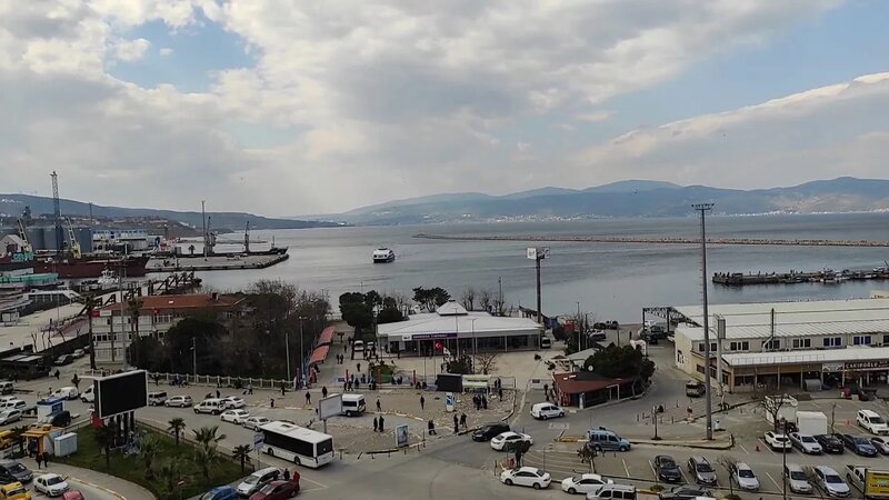 İDO Yenikapı-Bandirma feribotunun iskeleye yanaşma anı.The moment the ...