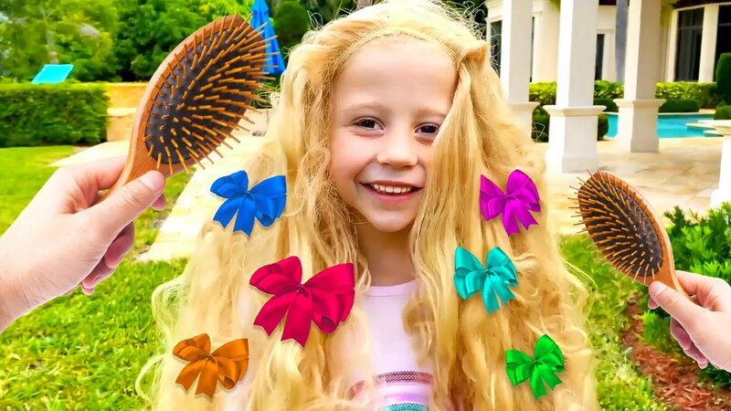 Nastya et Stacy jouent avec des jouets de coiffure et des cheveux de ...