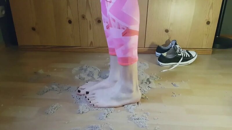 Trample sand with my Barefeet and black low Converse Allstar crush ...