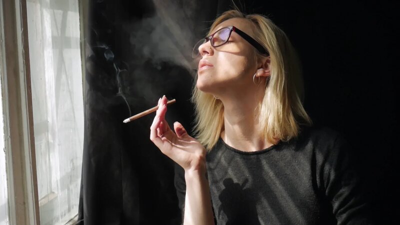 Pretty Sasha smoking two cigarettes in the daylight - Смотреть онлайн в ...